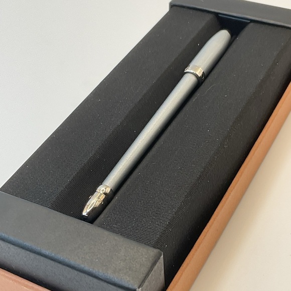 Louis Vuitton | Office | Louis Vuitton Stylo Agenda Metallic Silver ...
